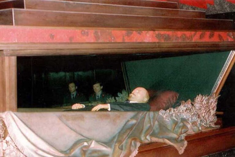 10 Most Famous Tombs in the world - Depth World
